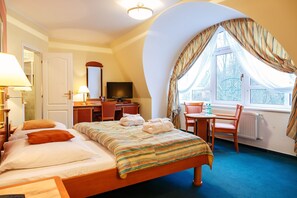 Quarto casal superior | 1 quarto, frigobar, cofres nos quartos, escrivaninha