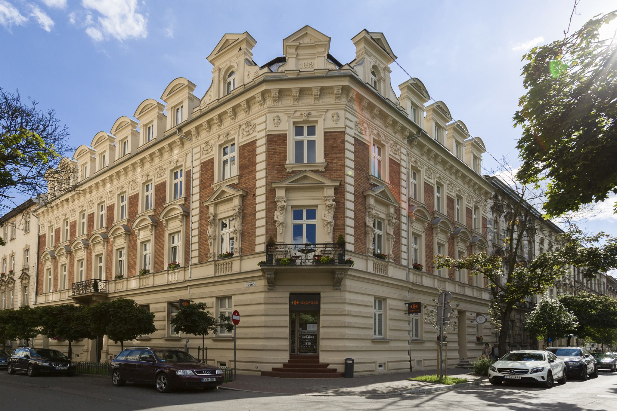 Um edifício histórico com estilo arquitetônico clássico, apresentando uma entrada imponente e diversas janelas.