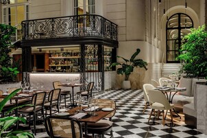 Servem pequenos-almoços, almoços, jantares e brunches (fins de semana)