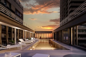 Piscina exterior, espreguiçadeiras