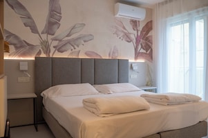 Quarto triplo luxo | Edredons de pluma, frigobar, cofres nos quartos, escrivaninha