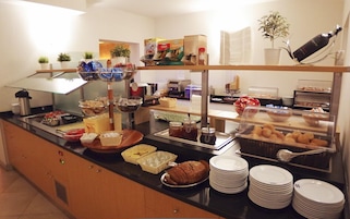 Café da manhã com buffet grátis todos os dias