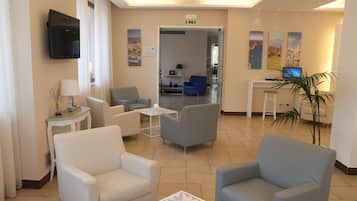 2 bares/lounges, um bar junto à piscina