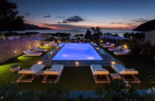 Piscina externa sazonal, guarda-sóis, espreguiçadeiras