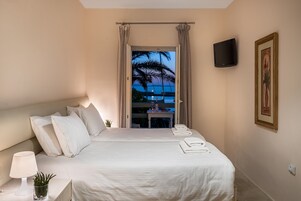 Quarto Superior, vista para o mar | Minibar, cofre no quarto, cortinas/cortinados opacos, Wi-fi grátis 