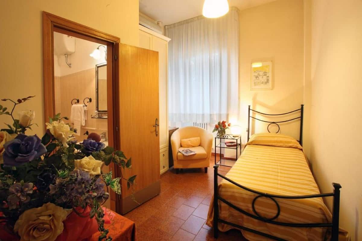Quarto solteiro | Frigobar, individualmente mobiliados, escrivaninha, berços (sobretaxa)