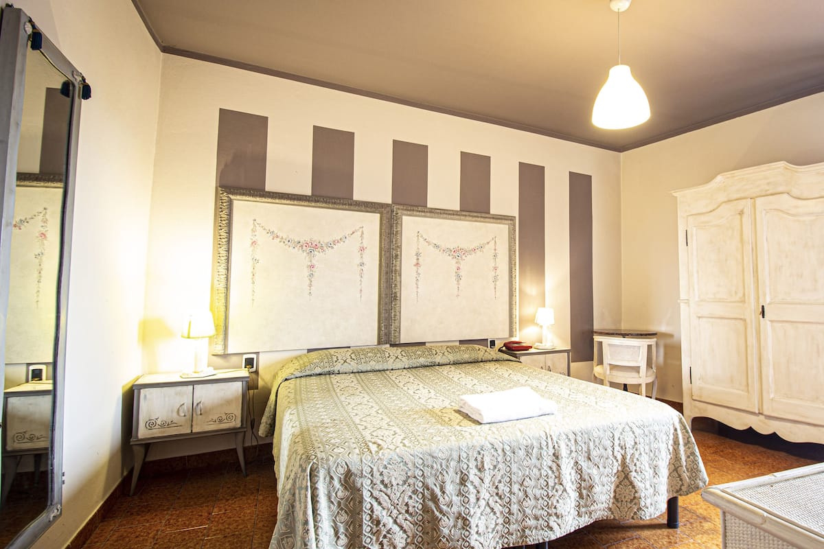 Quarto casal ou duplo | Frigobar, individualmente mobiliados, escrivaninha, berços (sobretaxa)