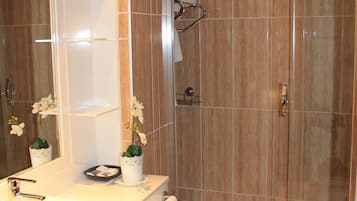 Suite | Casa de banho | Artigos de higiene pessoal grátis, um secador de cabelo, chinelos