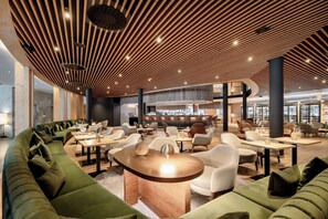 2 bares/lounges, bar ao lado da piscina