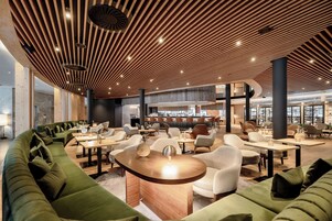 2 bares/lounges, um bar junto à piscina 