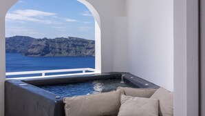 Uma área de spa com vista para o mar e para os penhascos.