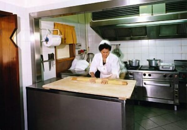 Pequenos-almoços servidos, com espaço para refeições ao ar livre