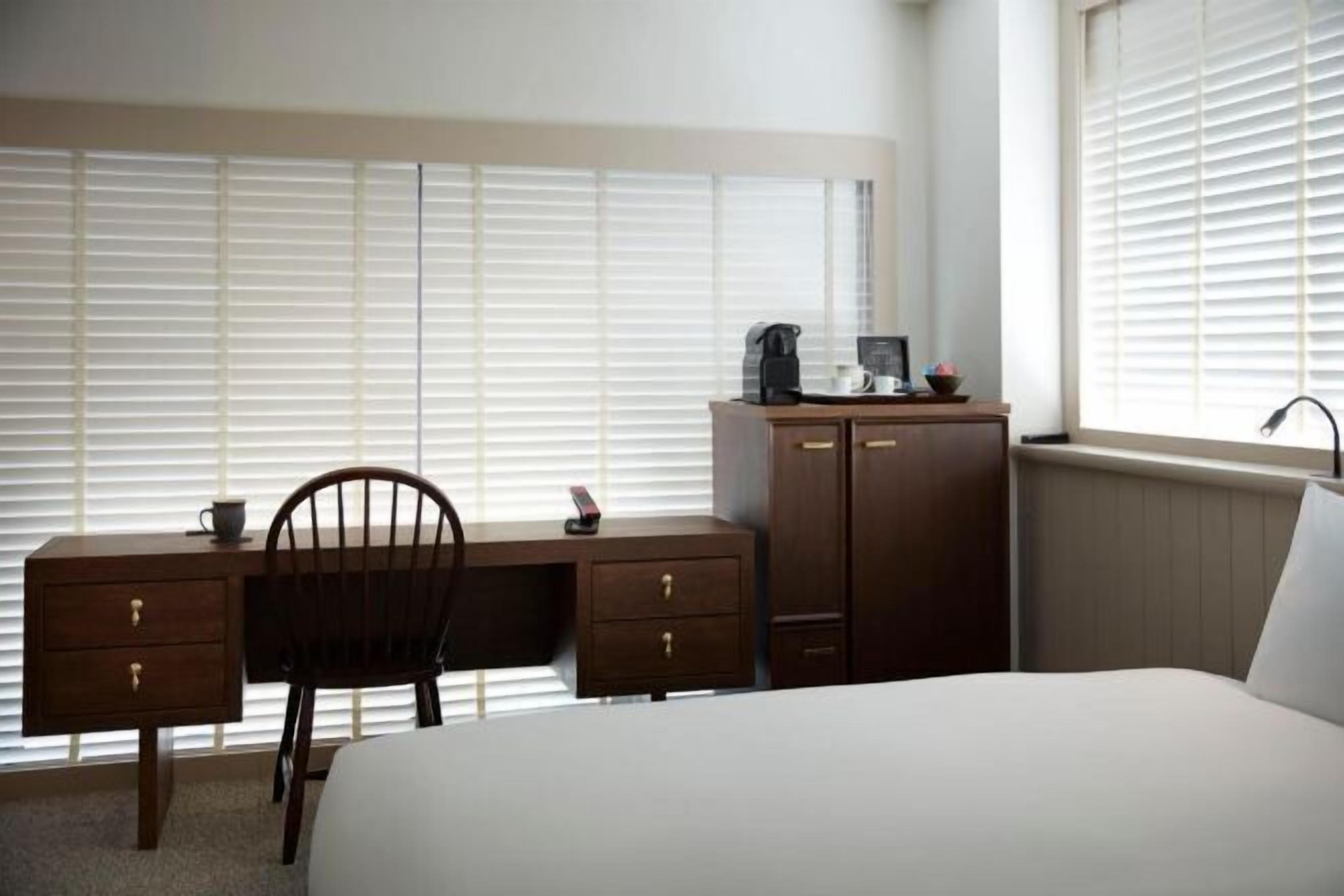 Escrivaninha, espaço de trabalho para notebook, quartos à prova de som