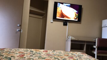 Quarto Deluxe, 1 cama queen-size, frigorífico e micro-ondas, no rés do chão | Vista do quarto