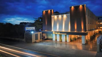 Fachada do alojamento (tarde/noite)