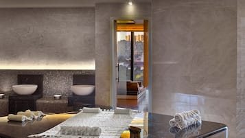 Salas para tratamentos a dois, sauna seca, banheira de hidromassagem