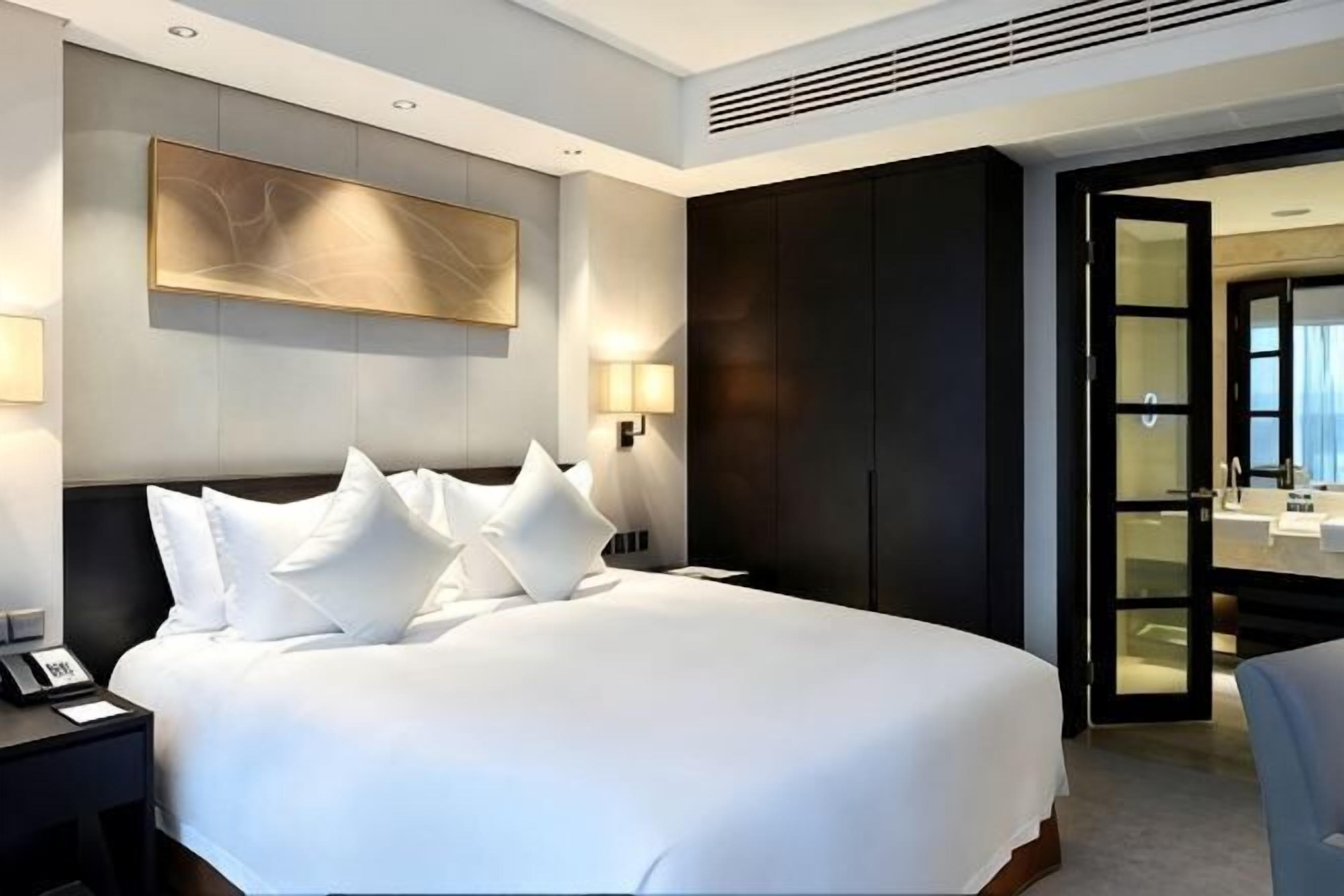 Minibar, cofre no quarto, secretária, quartos insonorizados 