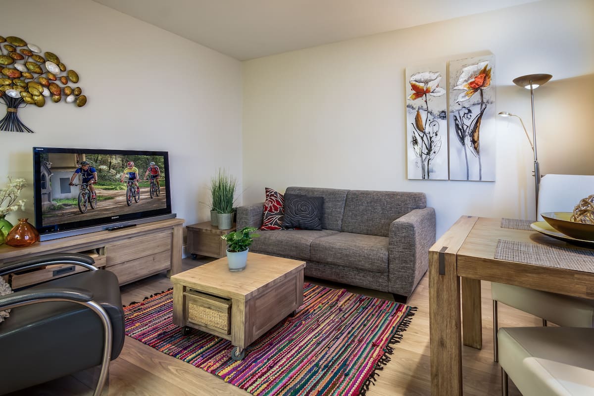 Apartamento luxo, 1 quarto, cozinha | 1 quarto, roupas de cama premium, cofres nos quartos, escrivaninha