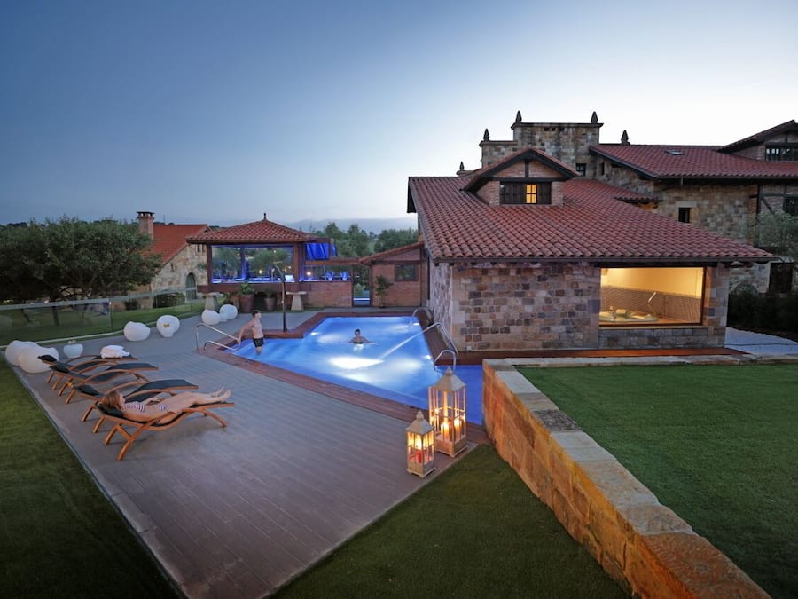 Sauna, banheira de hidromassagem, massagens