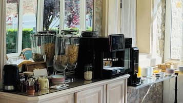 Café da manhã com buffet todos os dias (EUR 12 por pessoa)