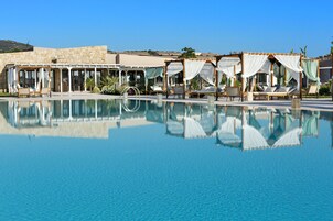 Piscina externa, guarda-sóis, espreguiçadeiras