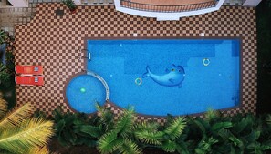 Piscina exterior, espreguiçadeiras 