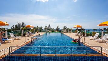 3 piscinas exteriores, guarda-sóis, espreguiçadeiras