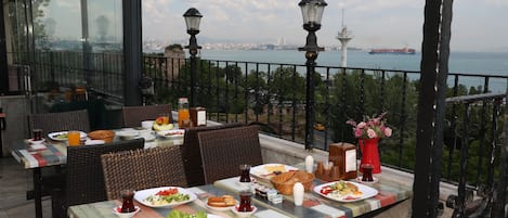 Café da manhã com buffet grátis todos os dias