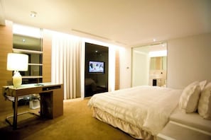 Cofres nos quartos, individualmente decorados, escrivaninha
