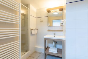 Estúdio Superior, 1 cama de casal | Casa de banho | Um polibã, um secador de cabelo, toalhas fornecidas, sabão 