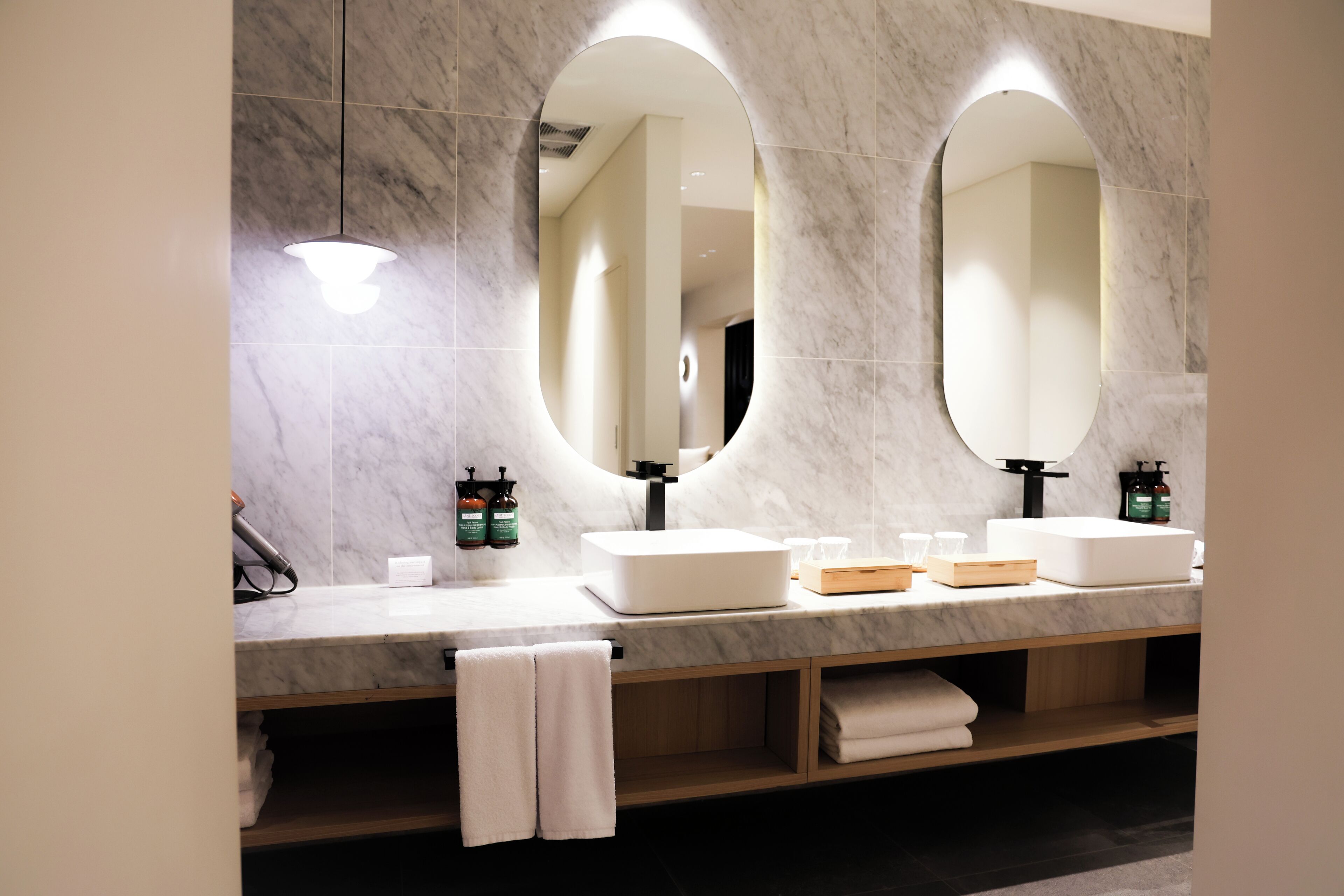 Suite Presidencial, 2 quartos | Casa de banho | Artigos de higiene ecológicos, um secador de cabelo, roupões, chinelos 