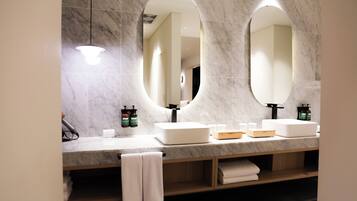 Suite Presidencial, 2 quartos | Casa de banho | Artigos de higiene ecológicos, um secador de cabelo, roupões, chinelos