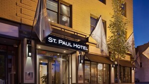 Um hotel com fachada moderna, janelas amplas e uma placa chamativa com a inscrição "St. Paul Hotel".