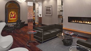 Um interior moderno com lareira, sofá de couro e mesa de centro de vidro.