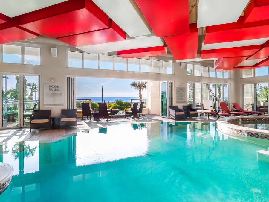 Piscina interior, piscina exterior, espreguiçadeiras