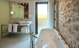 Suite | Casa de banho | Produtos de higiene exclusivos, um secador de cabelo, roupões, chinelos 
