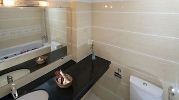 Uma banheira, produtos de higiene exclusivos, um secador de cabelo