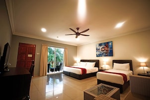 Quarto triplo executivo (with A/C) | Camas com colchões de espuma com sistema de memória, cofres nos quartos