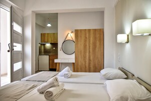 Standard Twin / Double Studio | Individualmente decorados, escrivaninha, ferros/tábuas de passar roupa