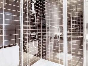Quarto standard, 1 cama de casal | Camas com colchões de espuma com sistema de memória, escrivaninha