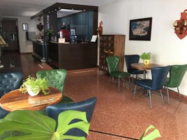 Área de estar no saguão