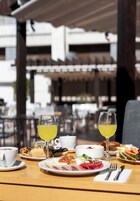 Serviço de café da manhã, almoço, jantar; vistas para a piscina