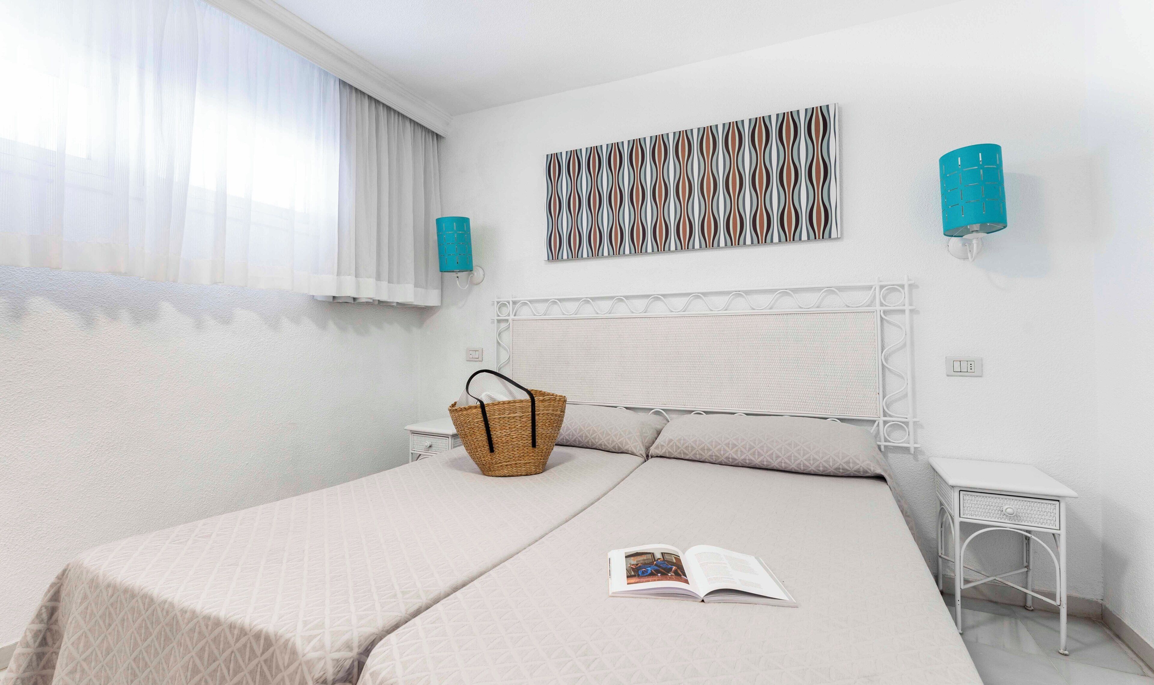 Cofres nos quartos, Wi-Fi de cortesia, roupa de cama