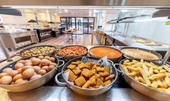 Serviço de café da manhã, almoço, jantar; vistas para a piscina