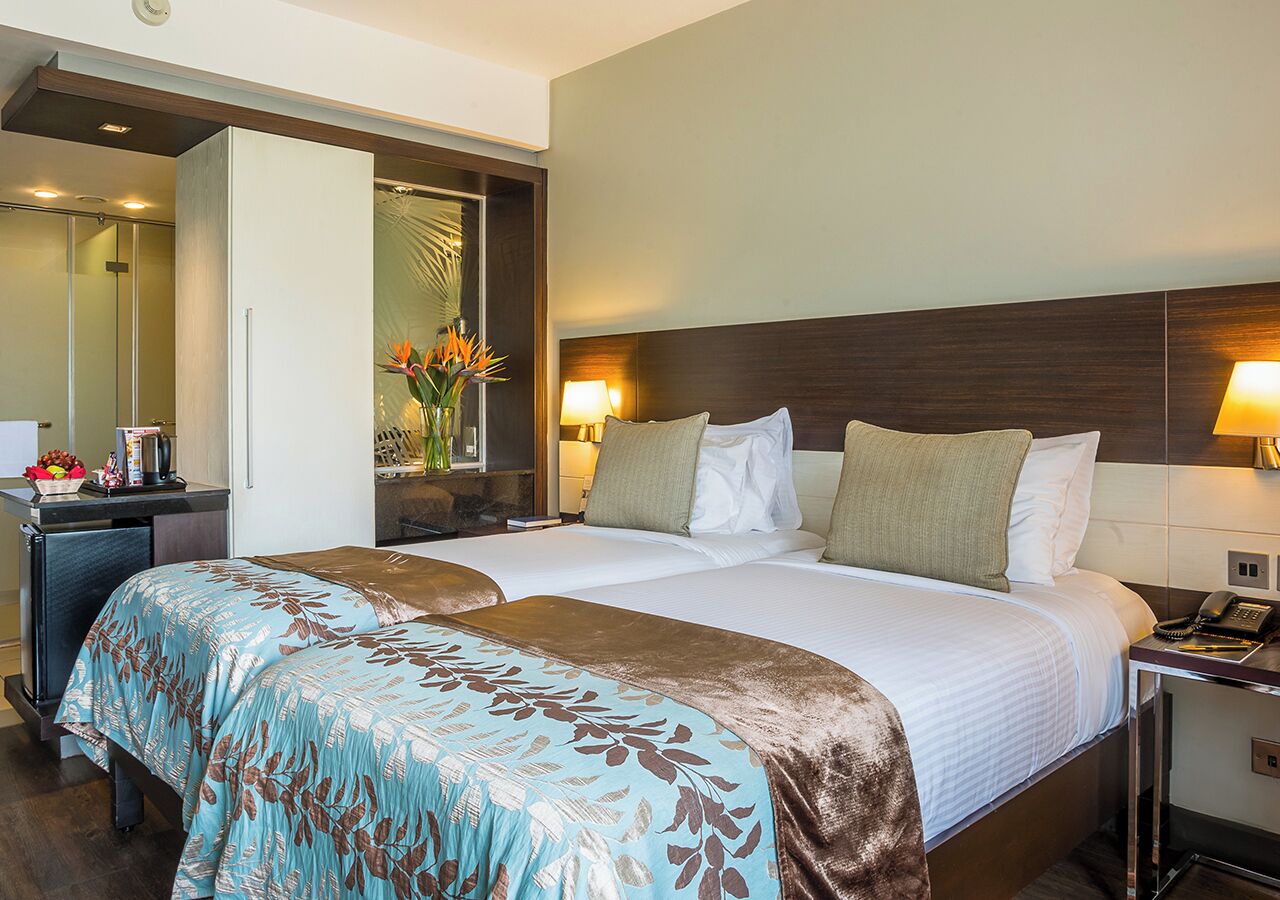 Quarto duplo superior | Frigobar, cofres nos quartos, escrivaninha, cortinas blackout