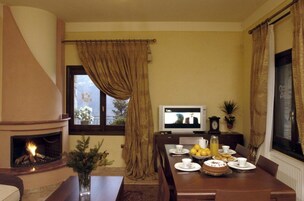 Vila família | Área de estar | TV LCD 17 polegadas com canais digitais, TV, lareira