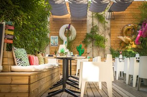 Quarto Clássico com Cama de Casal | Terraço/pátio interior