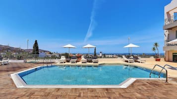 Piscina externa sazonal, guarda-sóis, espreguiçadeiras