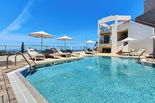 Piscina externa sazonal, guarda-sóis, espreguiçadeiras