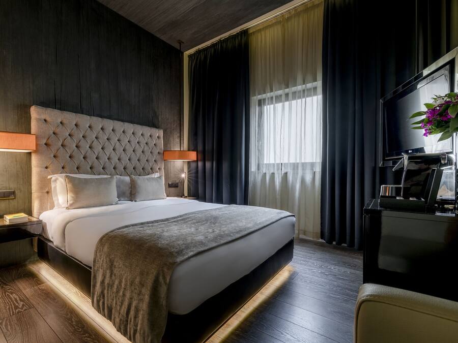 Quarto Clássico com Cama de Casal | Roupa de alta qualidade, minibar, cofre no quarto